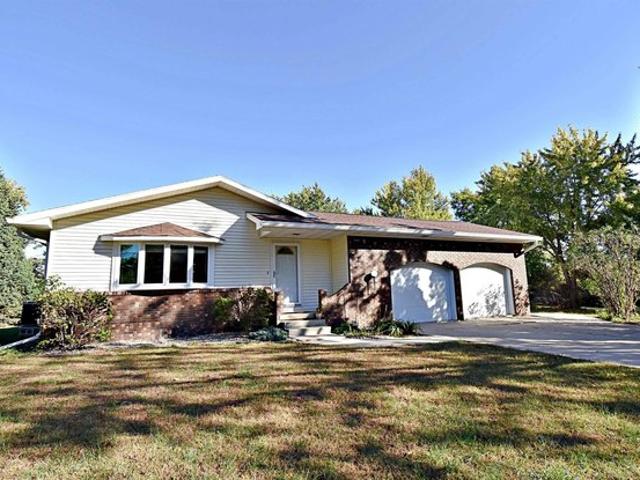 206 8th St SW, Independence, IA 50644