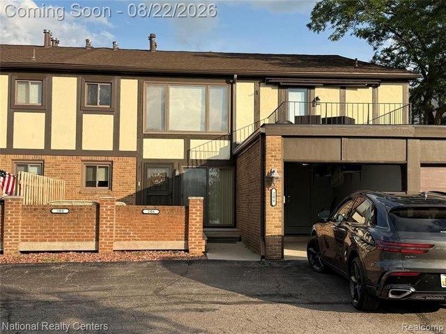 206 Country Club Dr, Saint Clair Shores, MI 48082