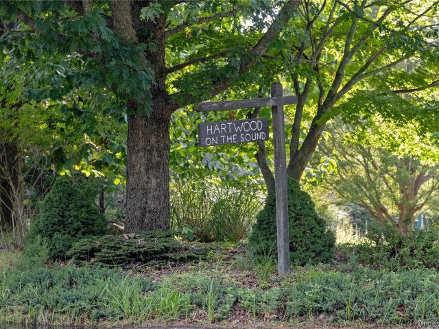206 Cliff Road W