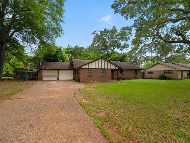 206 Clover Ln, Palestine, TX 75803