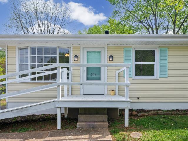 206 Crest Dr
