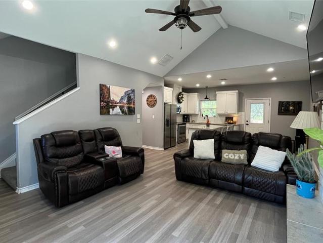 206 Beckham Street W