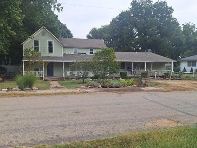 206 E 2nd St, Eskridge, KS 66423