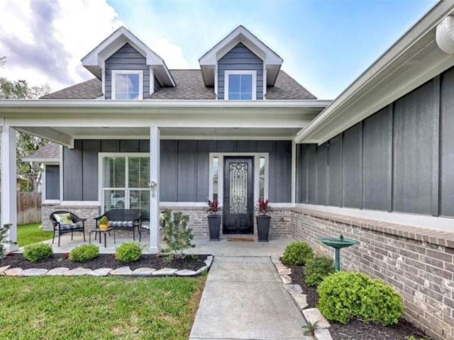 206 E Hinton Rd, Weimar, TX 78962