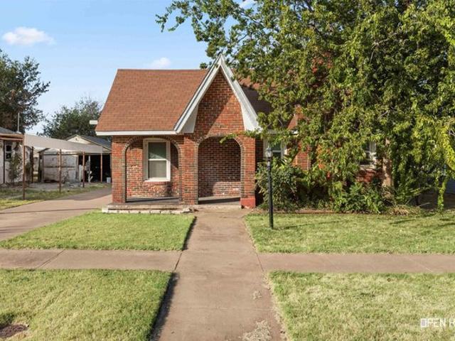 206 E Summit Ave, Electra, TX 76360