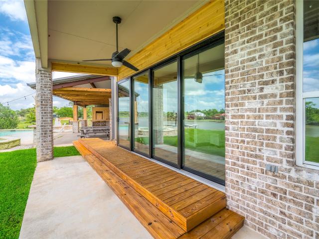 206 Elm St, Highlands, TX 77562 | MLS #37985