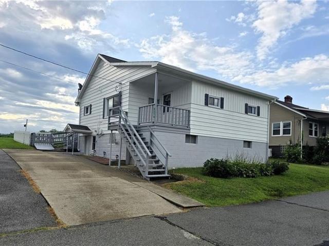 206 Meadowview Dr, Latrobe, PA 15650