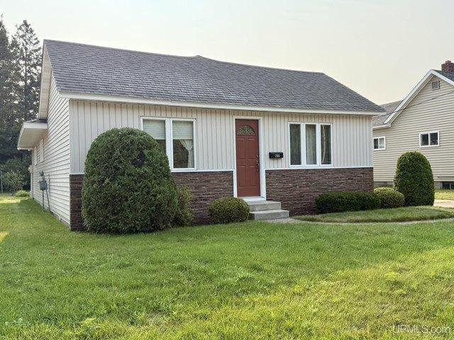 206 N 5th St, Manistique, MI 49854