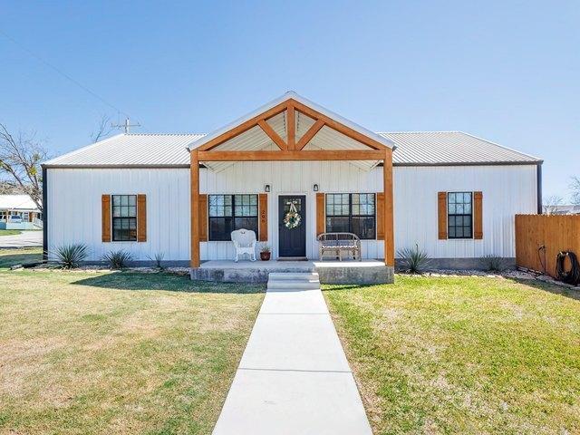 206 N 8th St, Santa Anna, TX 76878