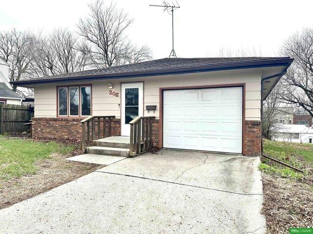 206 N Thomas St, Oakland, NE 68045