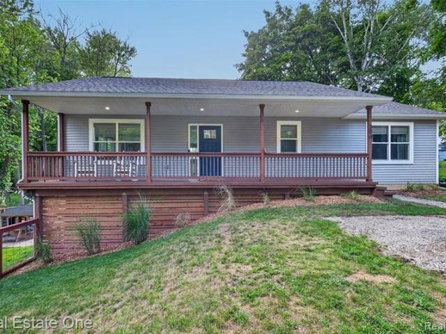 206 S Saint John Rd, Highland, MI 48357