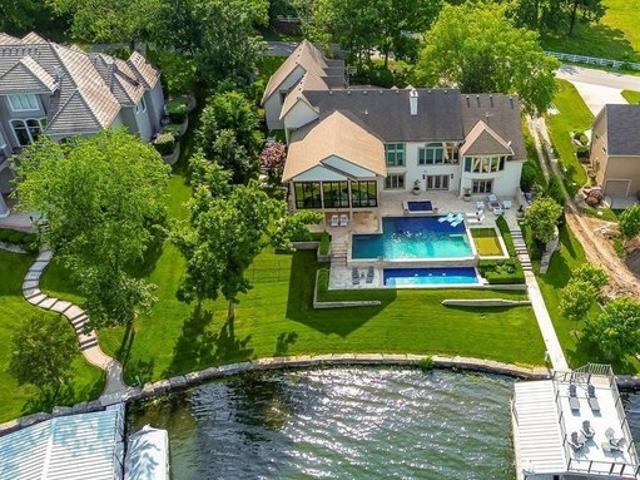206 S Shore Dr, Lake Winnebago, MO 64034