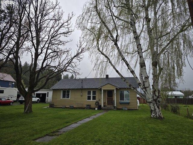 206 S Spruce St, Wallowa, OR 97885