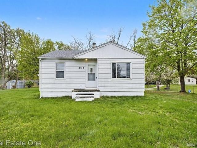 206 Steadfield St, Commerce Township, MI 48382