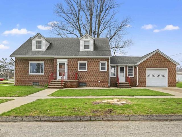 206 2nd St SW, Farley, IA 52046