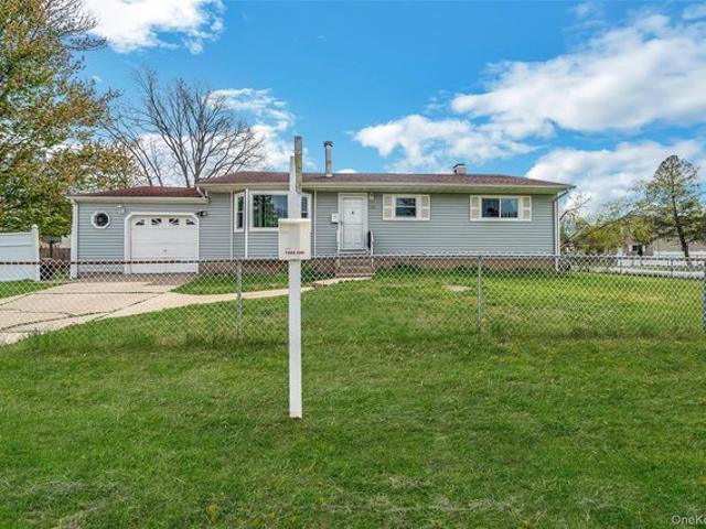 206 Prospect Pl, Bay Shore, NY 11706