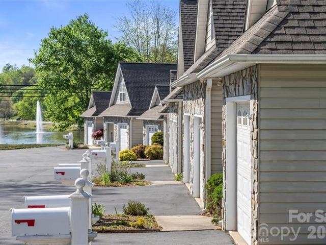 206 Waters Edge Dr, Weaverville, NC 28787