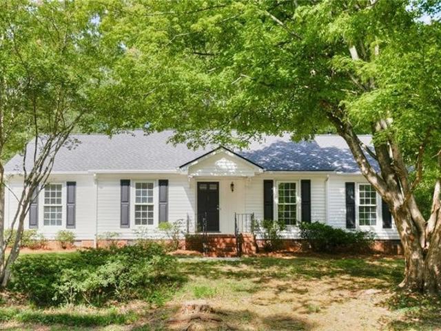 206 Village Ln, Greensboro, NC 27409