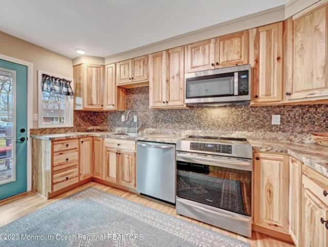 206B Huntington Dr, Lakewood, NJ 08701