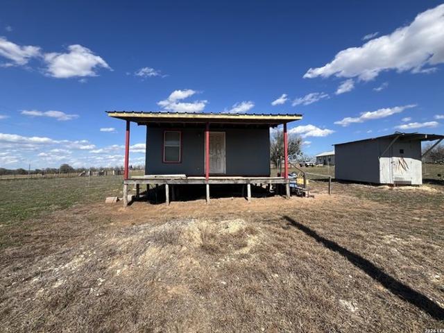 2074 County Road 306, Floresville, TX 78114