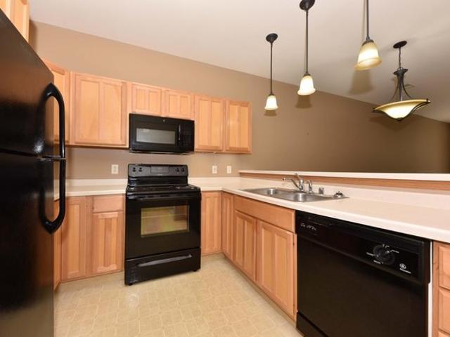 2074 Pine Ridge Ct Unit G, Grafton, WI 53024