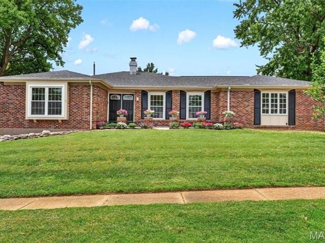 2075 Barcelona Dr, Florissant, MO 63033
