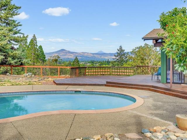 2076 Jasmine Ave, Medford, OR 97501