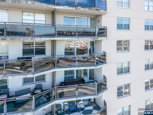 2077 Center Avenue # 20F