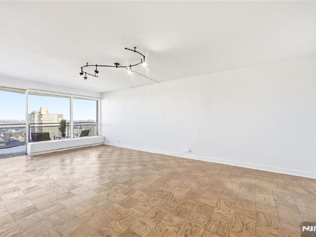 2077 Center Avenue # 20F