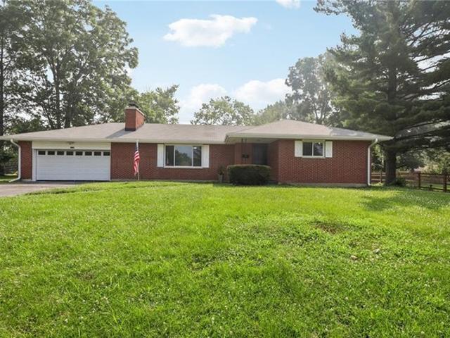 2078 S Belleview Dr, Bellbrook, OH 45305
