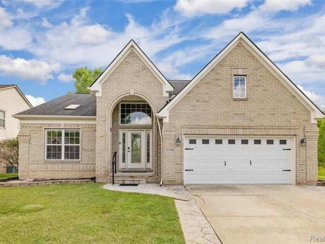 20798 Oak Ridge Dr, Clinton Township, MI 48036