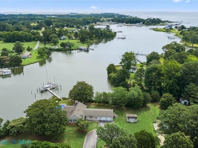2079 Riverwalk Ln, Hayes, VA 23072