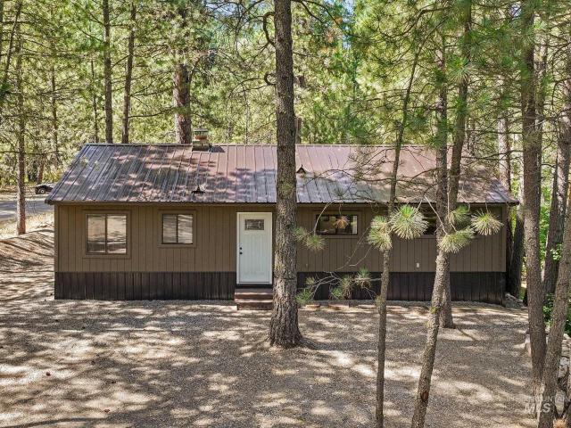 2071 N Pine Featherville Rd