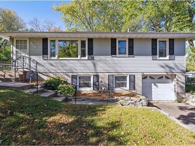 2071 Dale St N, Roseville, MN 55113