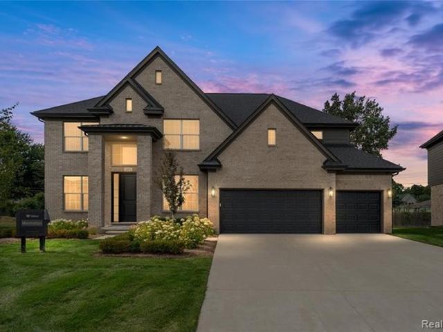 2071 Kohli Dr, Troy, MI 48083