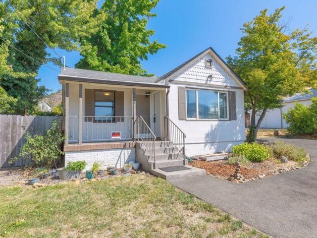 2072 NE Fairview Ave, Grants Pass, OR 97526