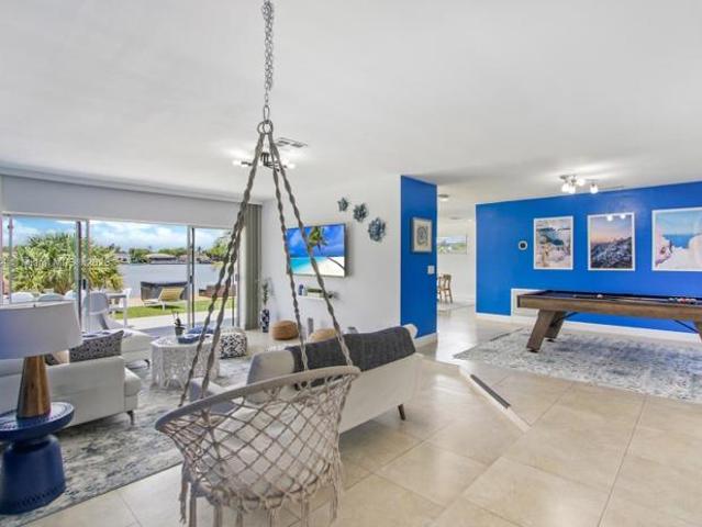 20730 23rd Ave NE, Miami, FL 33180