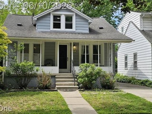 2073 Roslyn Rd, Grosse Pointe Woods, MI 48236