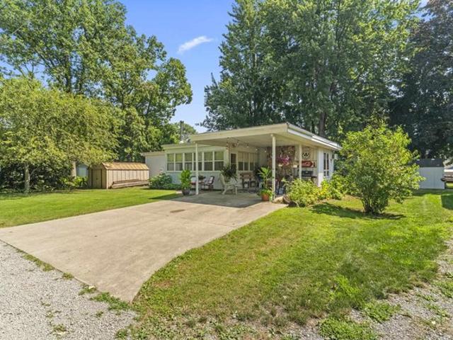 2073 S Point Comfort Rd, Oshkosh, WI 54902