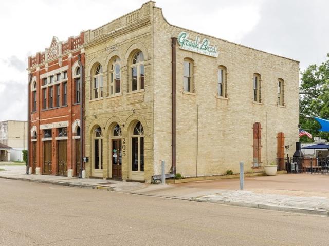207 1/2 E Constitution Street 8