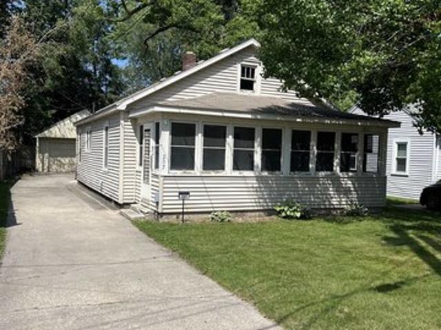 207 Coolidge Dr, Bay City, MI 48706
