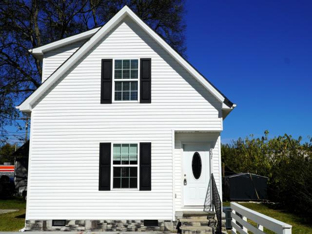 207 Campbell St W