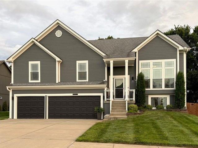207 Carriage Ct, Smithville, MO 64089