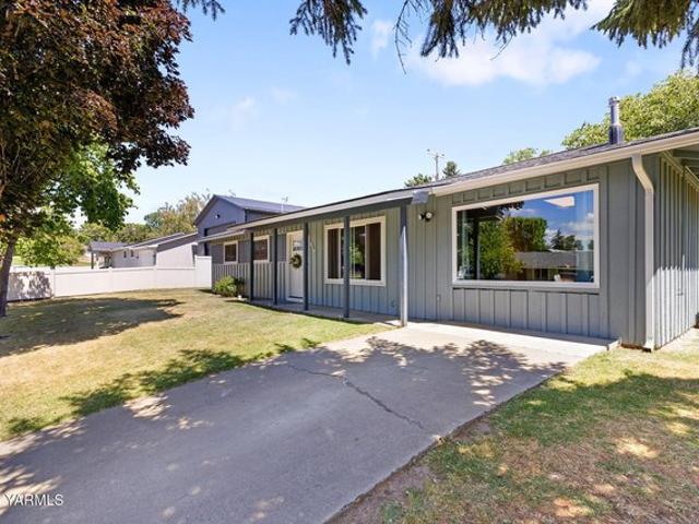 207 Adams Park Dr, Zillah, WA 98953