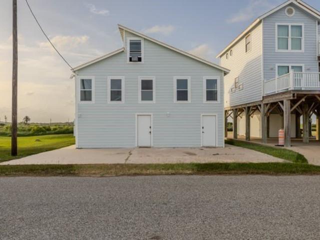 207 Beachfront Dr, Matagorda, TX 77457