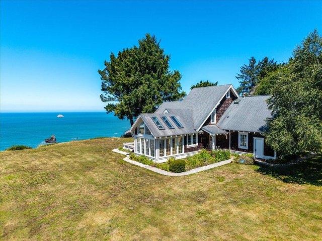 207 Belvedere Ln, Westhaven, CA 95570