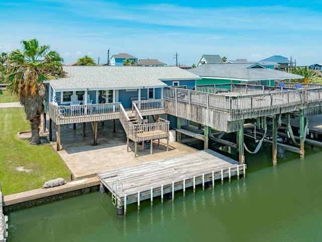 207 Galleon Dr, Freeport, TX 77541
