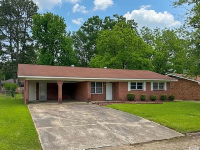 207 Greenfield Dr, Wake Village, TX 75501