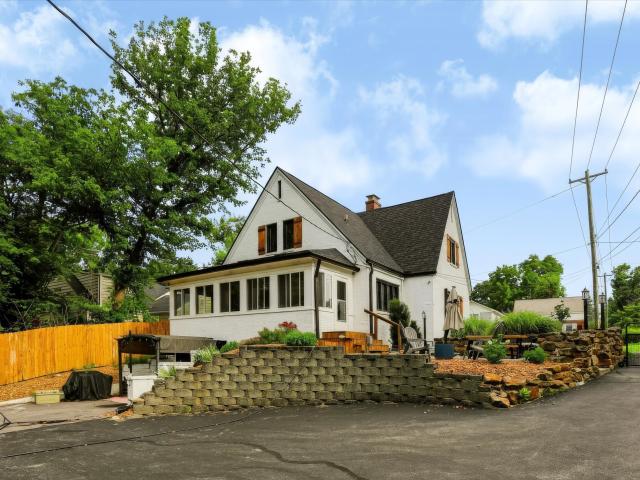 207 E Poplar Street