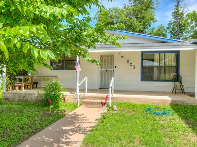 207 Hamilton Ave, Ballinger, TX 76821